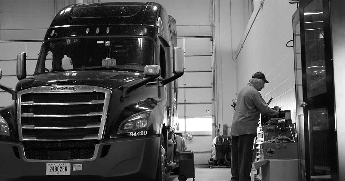 Working for a Dealership vs. a Fleet as a Diesel Mechanic (Pros and Cons)