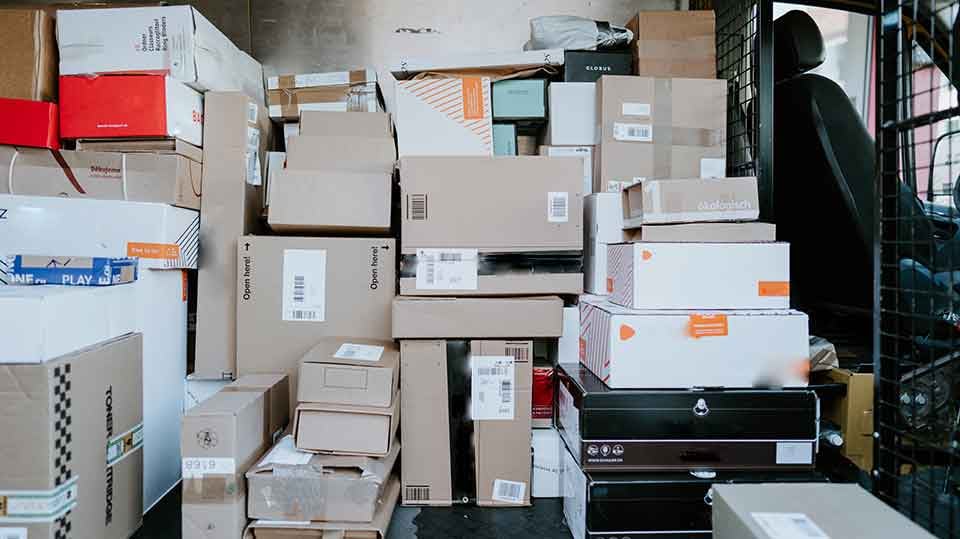 Floor-Loaded vs. Palletized Freight: A Pros and Cons Comparison